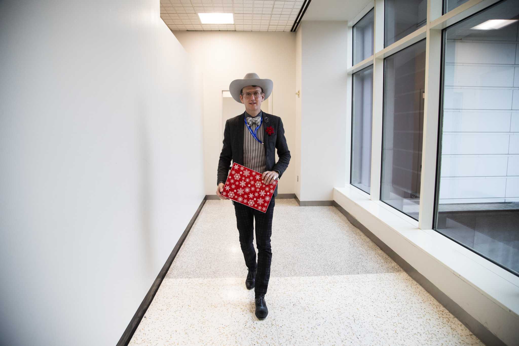 A gift to harried IAH travelers: Presents wrapped by world’s most ...