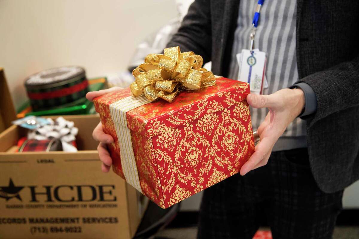 A gift to harried IAH travelers: Presents wrapped by world’s most ...