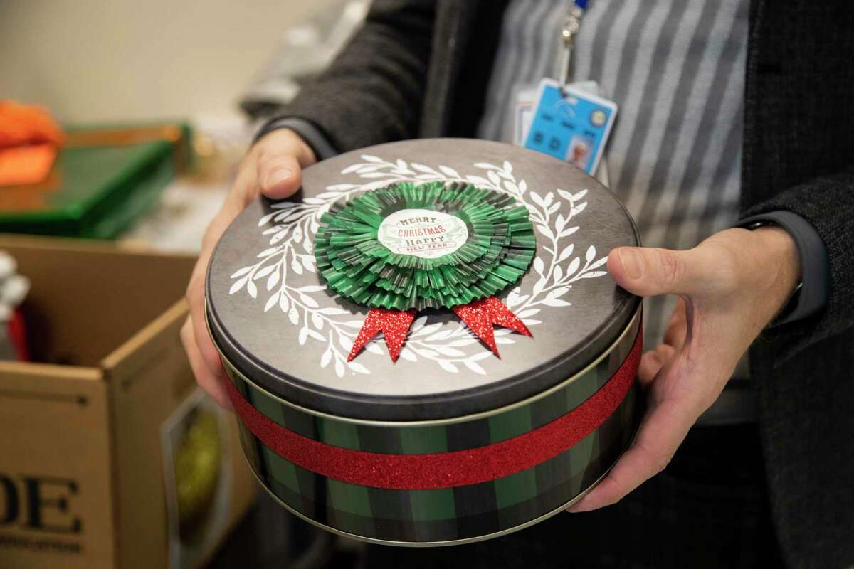 A gift to harried IAH travelers: Presents wrapped by world’s most ...
