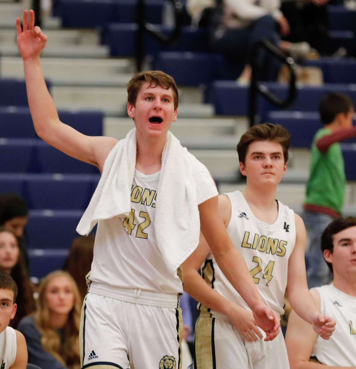 HOOPS ROUNDUP: Lake Creek boys dominate in tournament opener