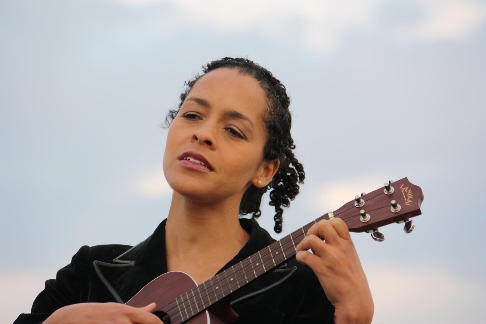 Anitra Brooks plays children’s concerts at Cos Cob Library and main ...
