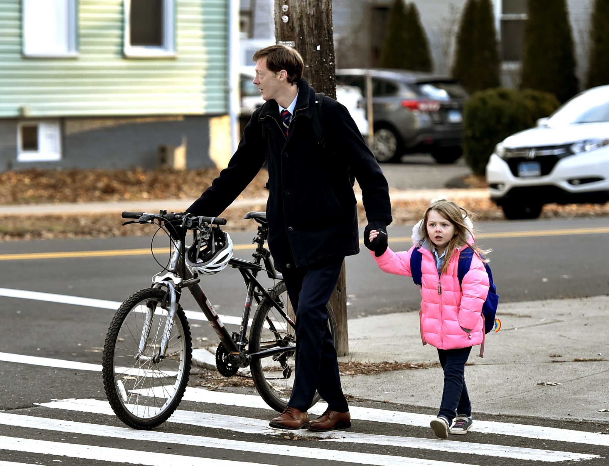 Elicker bikes to City Hall, jumps into new role as New Haven’s mayor