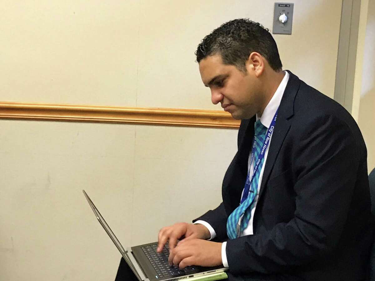 Elicker bikes to City Hall, jumps into new role as New Haven’s mayor