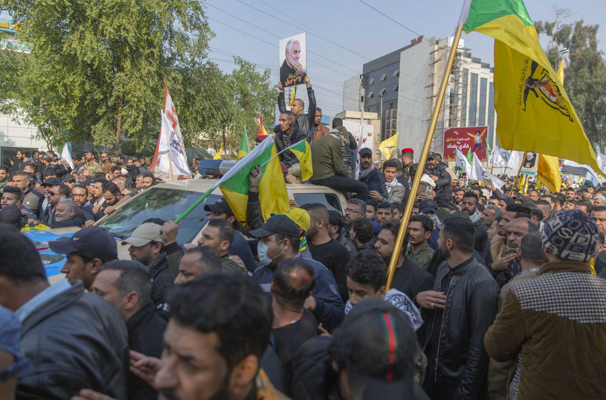Thousands mourn Iranian general's death