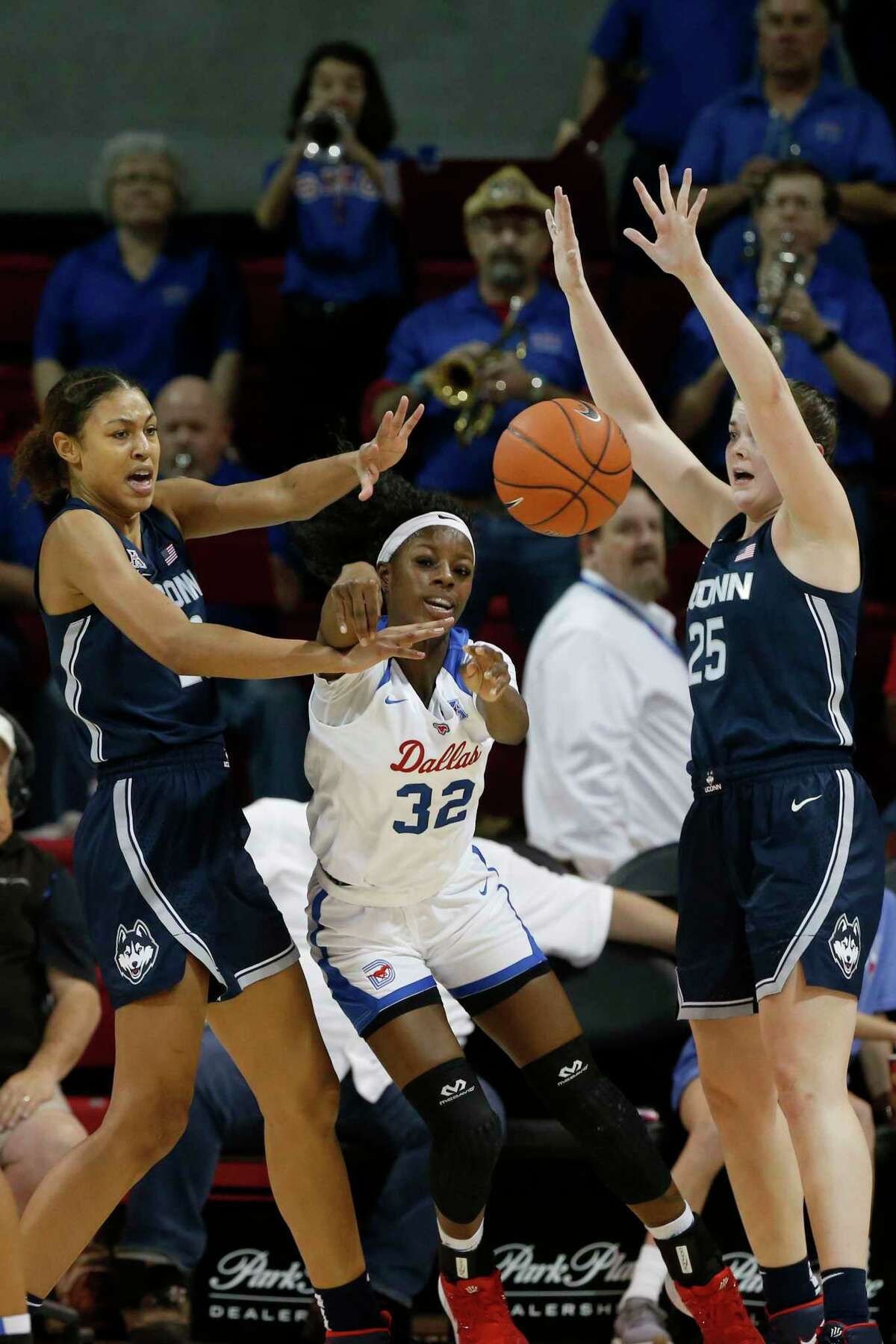 Top-ranked UConn breezes past SMU