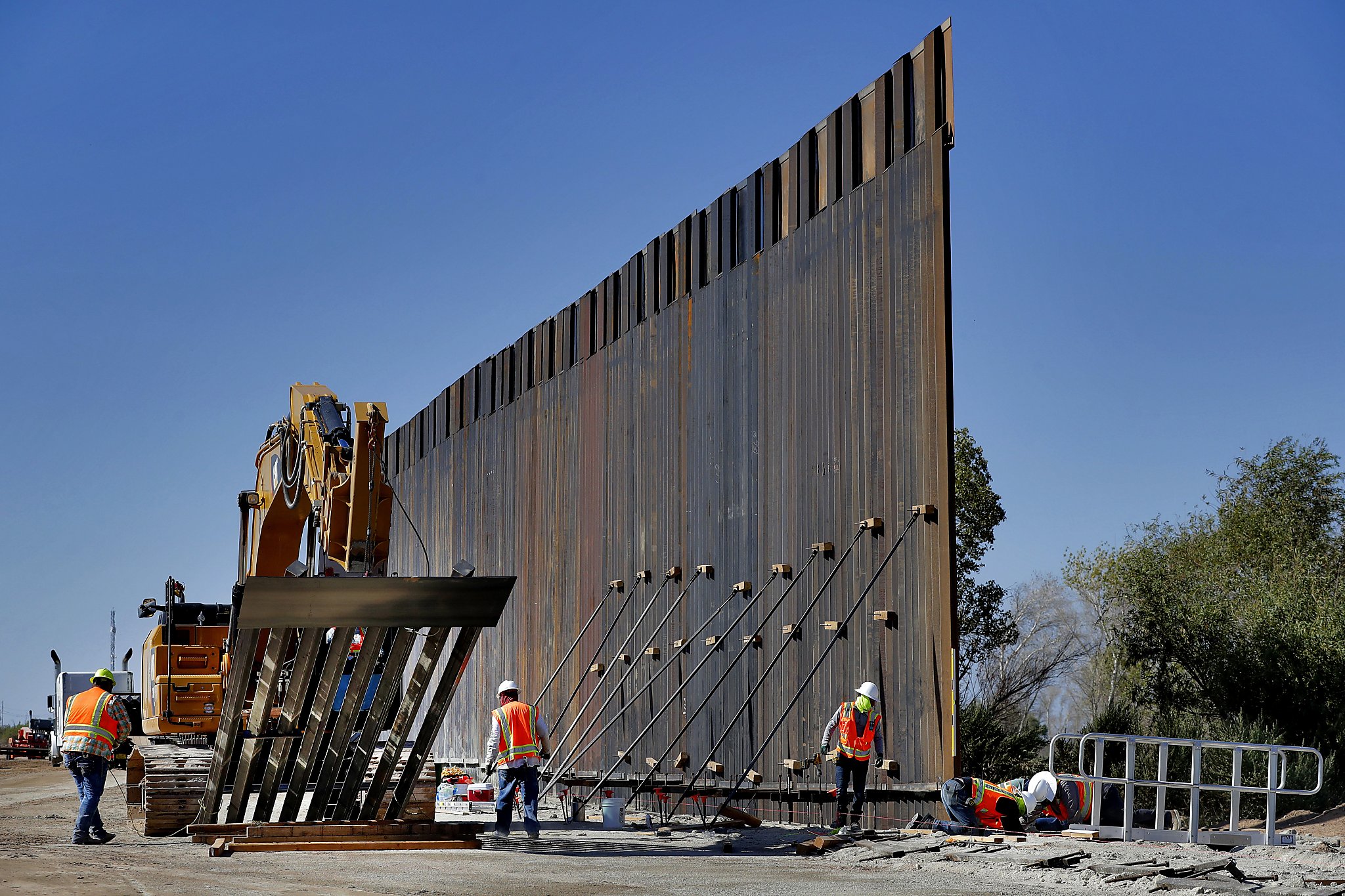 Border wall opponents ask appeals court to stop funding for ...