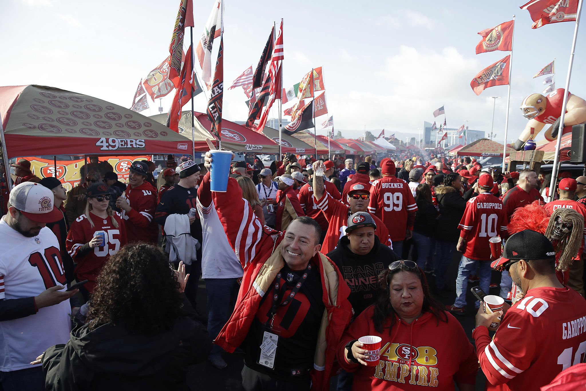 49ers fans embrace first playoff game in Levi’s Stadium history ...