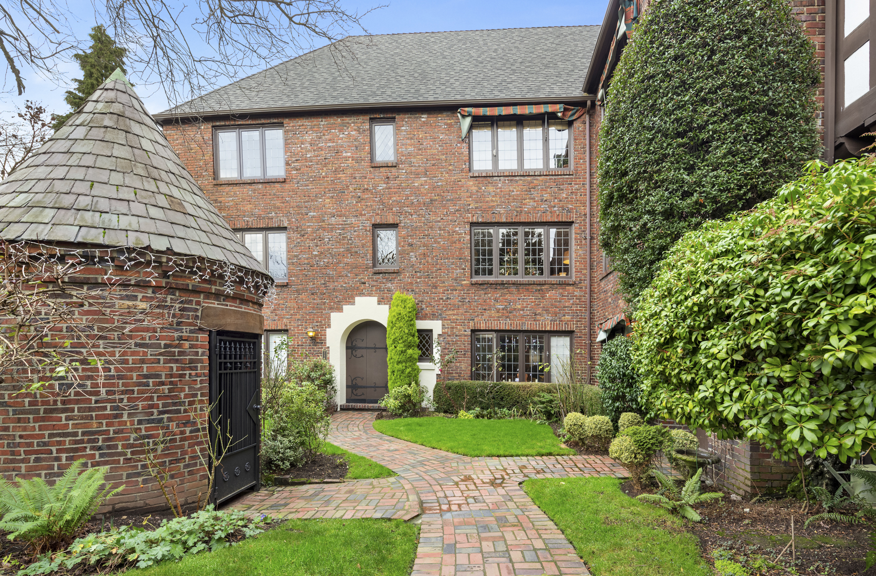 This condo lets you live in a castle on Seattle's Capitol Hill for $625K