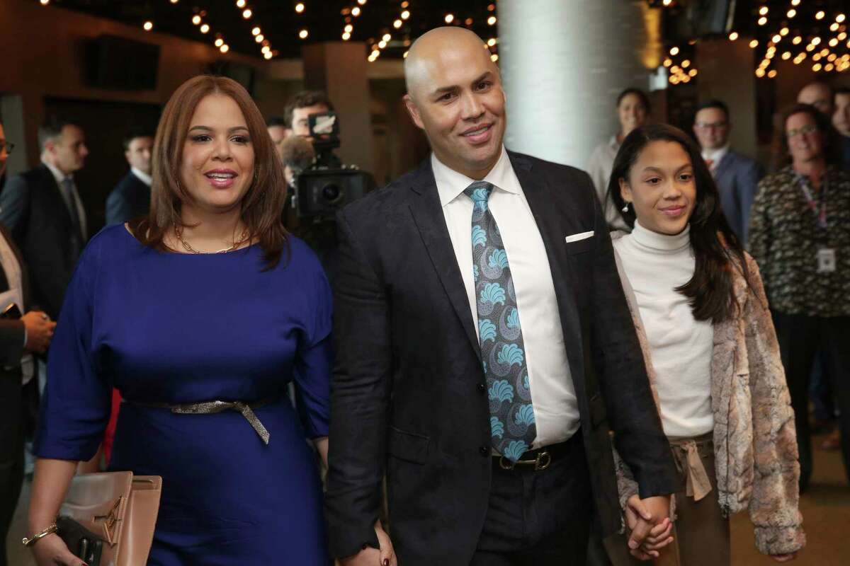 Beltran misses shot to manage