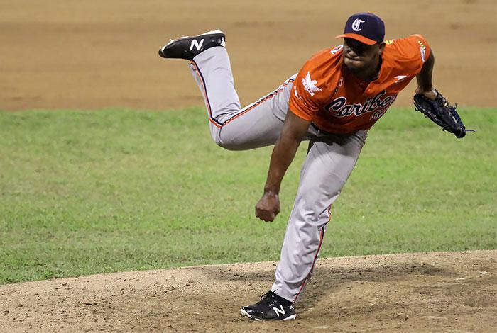 Tecos add reliever Oliveros