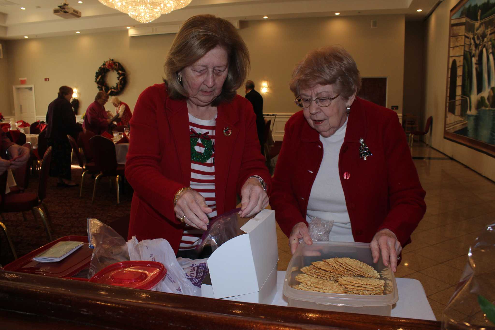 High school seniors entertain retired teachers