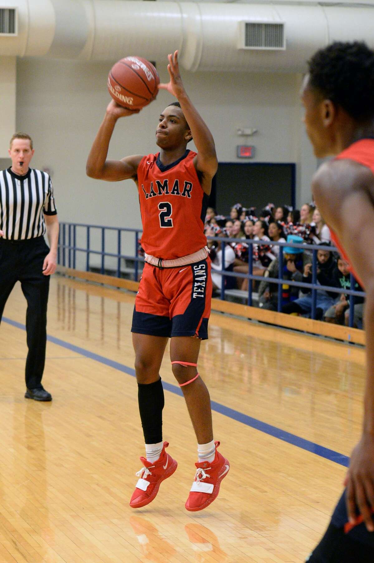 Bellaire defeats Lamar, takes first place in District 18-6A