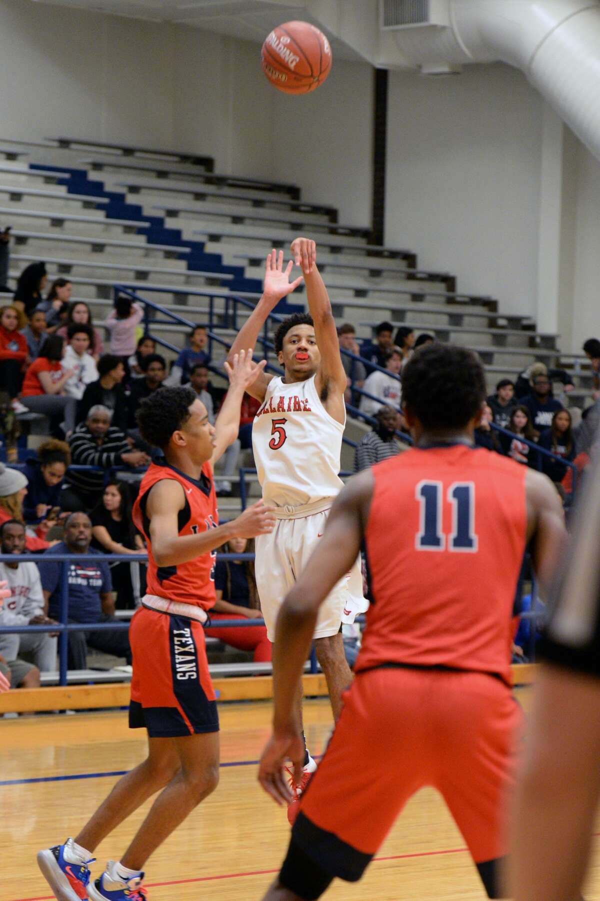 Bellaire defeats Lamar, takes first place in District 18-6A