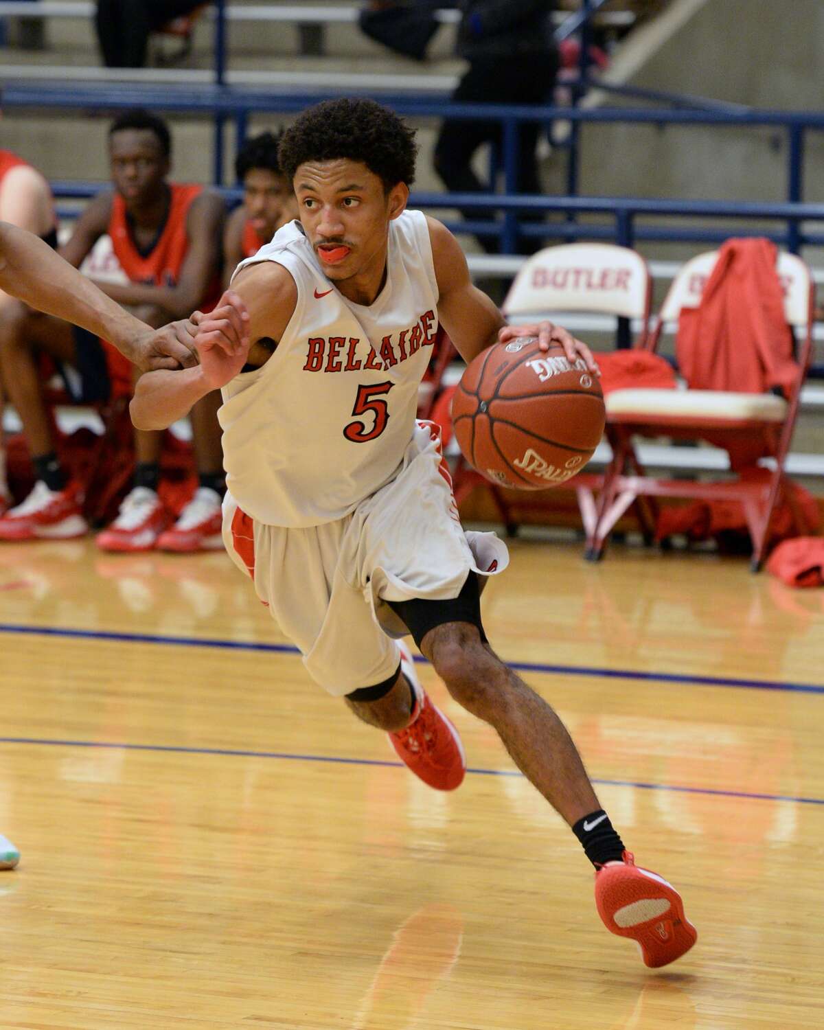 Bellaire defeats Lamar, takes first place in District 18-6A