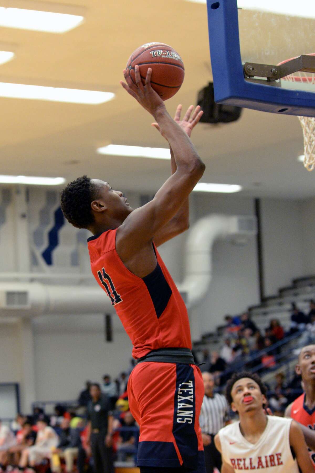 Bellaire defeats Lamar, takes first place in District 18-6A