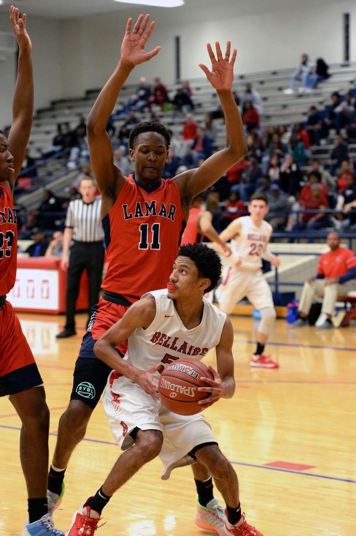 Bellaire defeats Lamar, takes first place in District 18-6A
