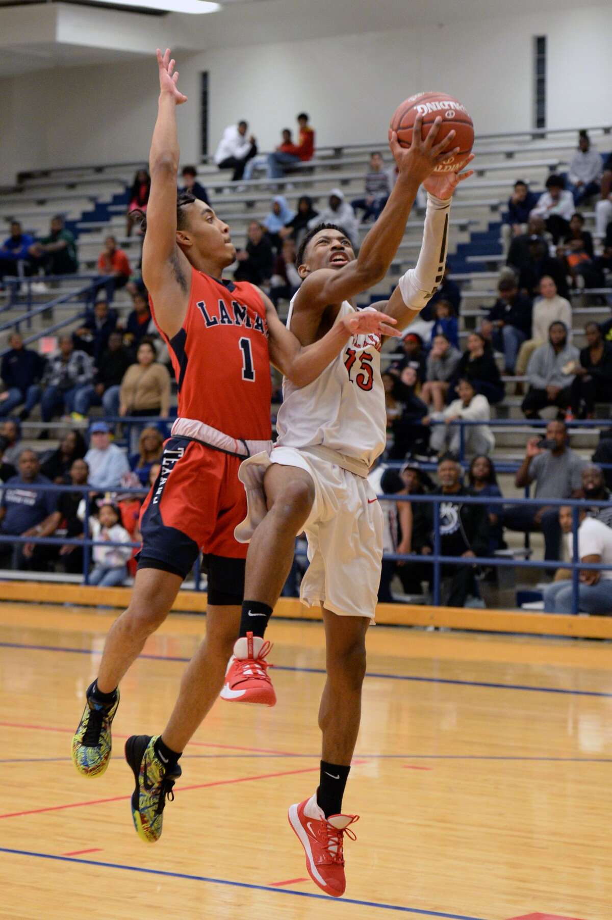 Bellaire defeats Lamar, takes first place in District 18-6A