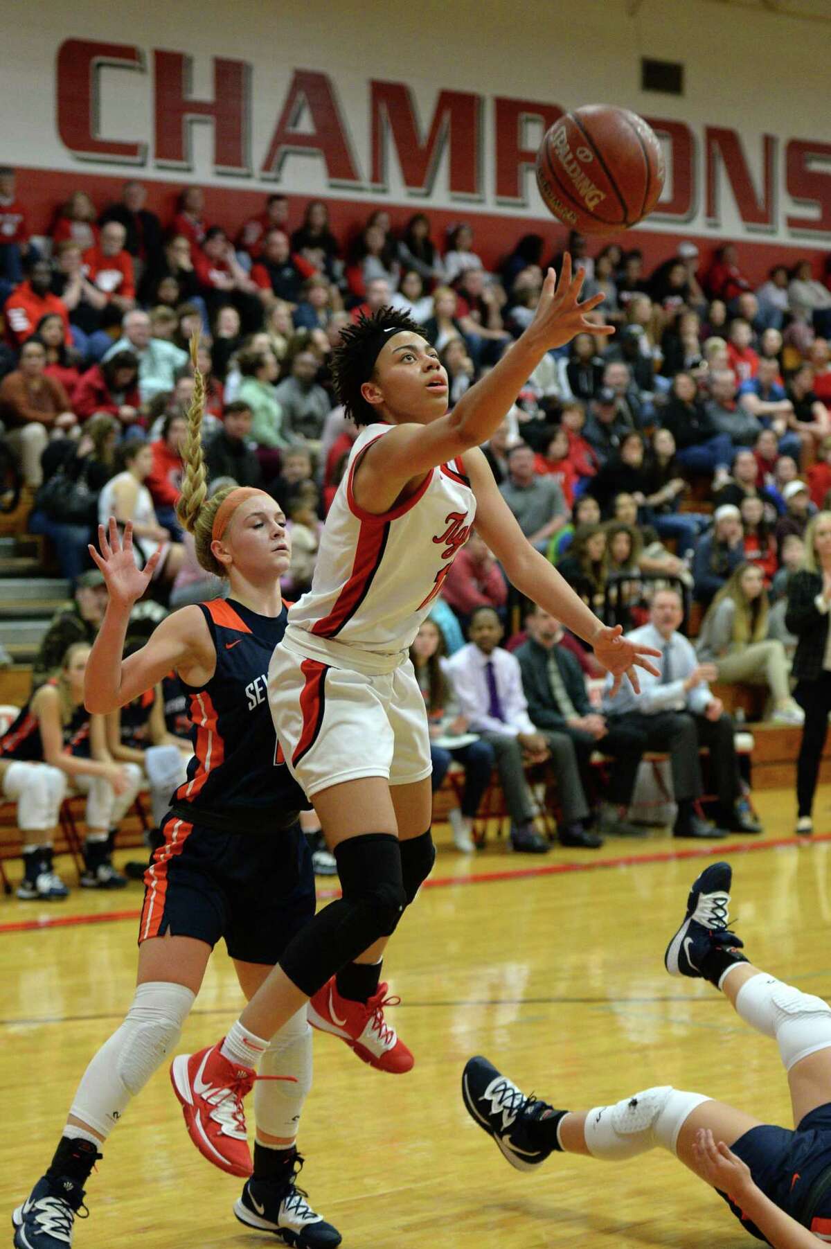 Katy keeps pace with 19-6A basketball leaders