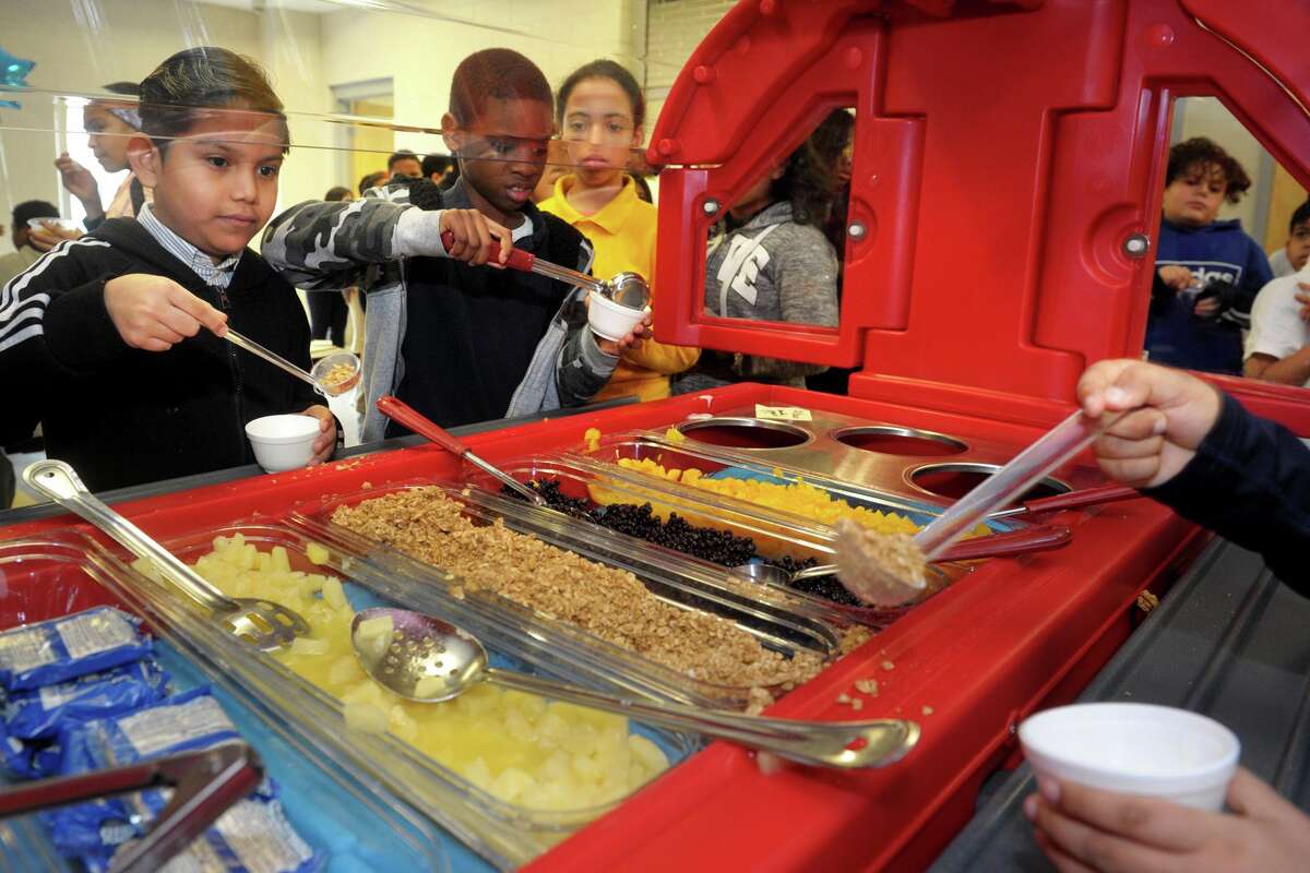 Yogurt, salad bars become part of menu in Bridgeport elementary schools