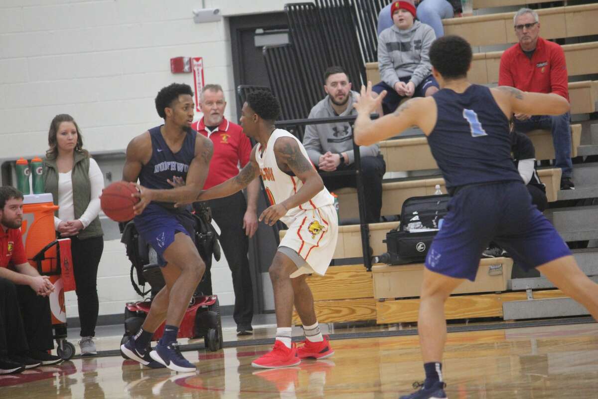 Northwood men upset No. 17-ranked Ferris