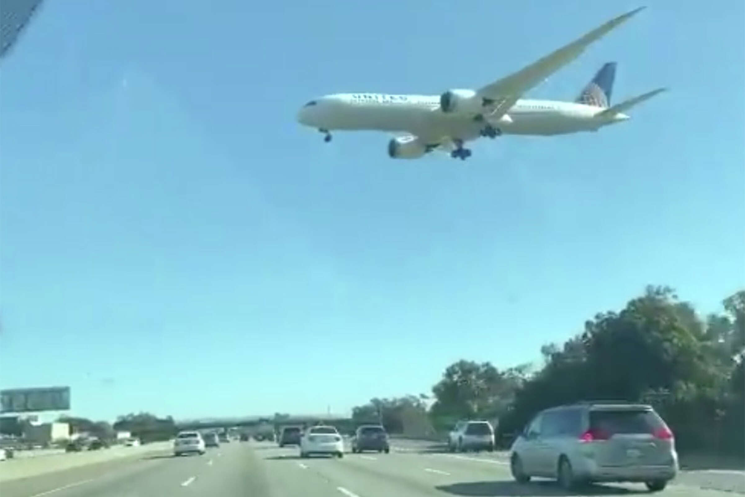 Why planes landing at SFO flew scary close to Highway 101 on Sunday