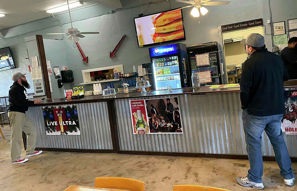 52 Weeks of Pizza: Tank’s Pizza restaurant tanks with sad buffet and ...