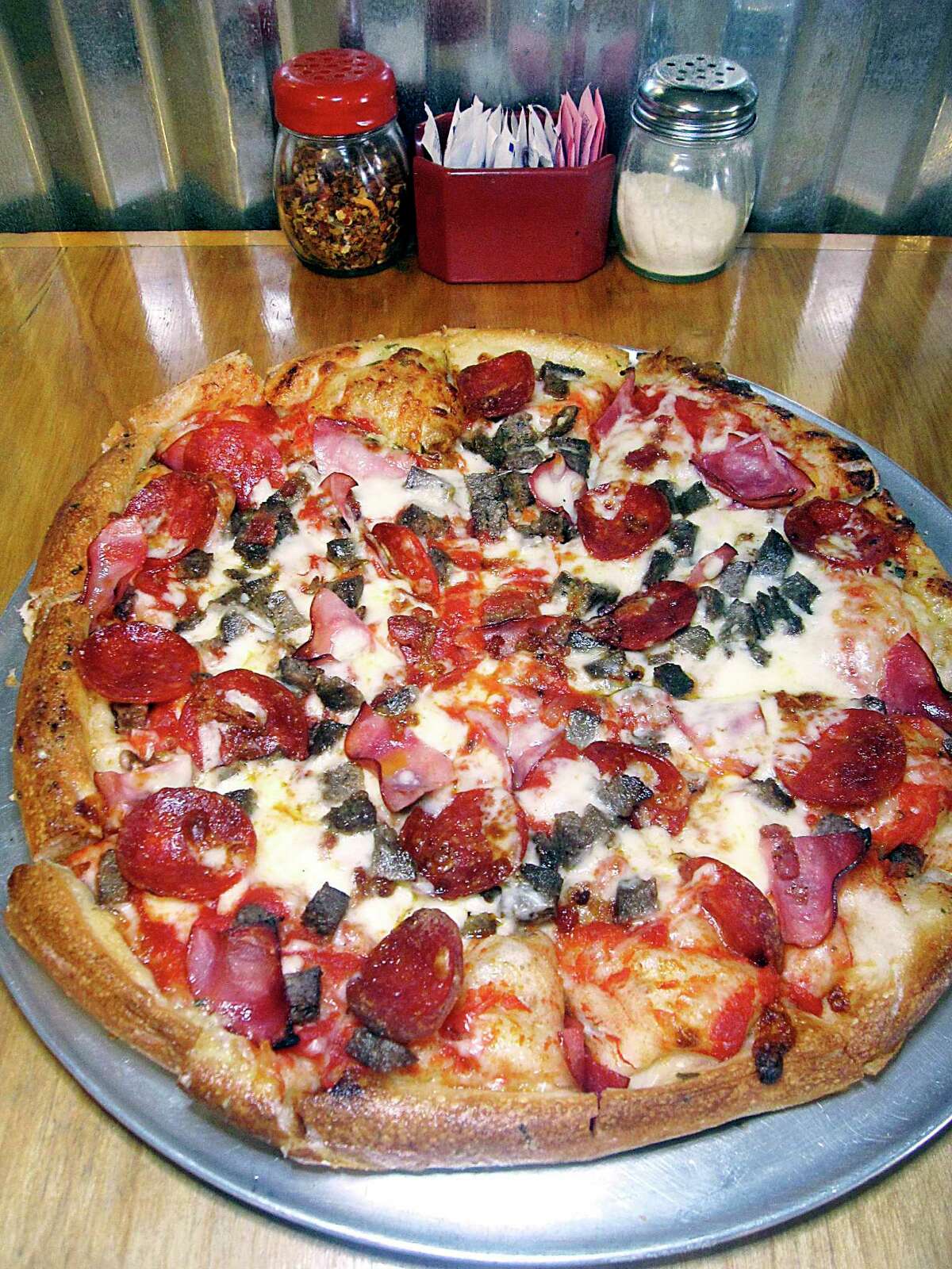 52 Weeks of Pizza: Tank’s Pizza restaurant tanks with sad buffet and ...