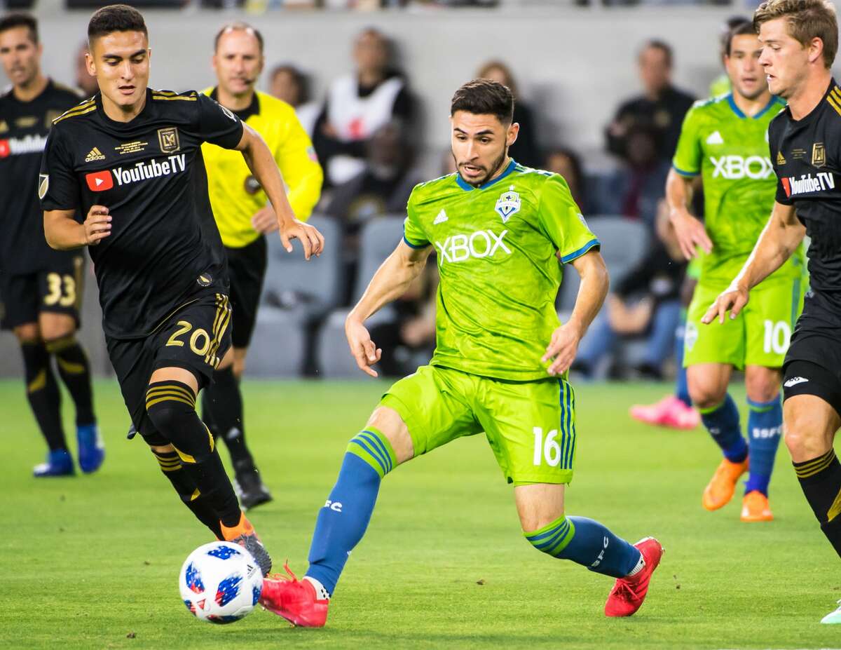 Seattle Sounders re-sign Alex Roldan at a different position