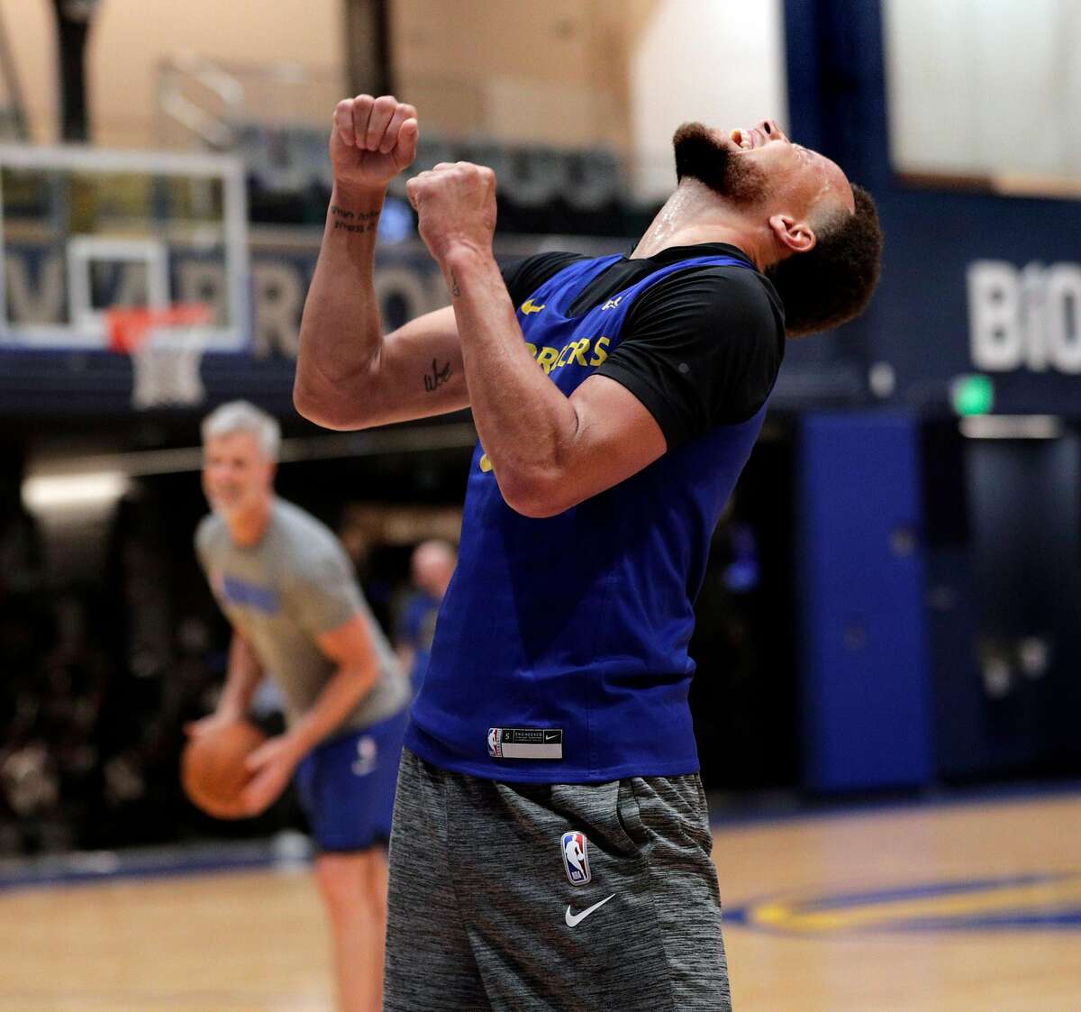 ‘You see the brilliance’: Stephen Curry dazzles in first scrimmage ...