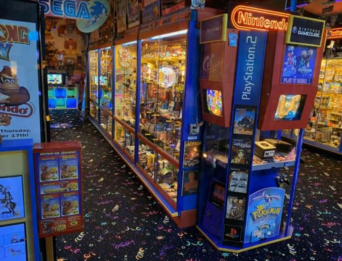 Dayton man proclaims himself 'King of the 90s' with museum-like, retro ...