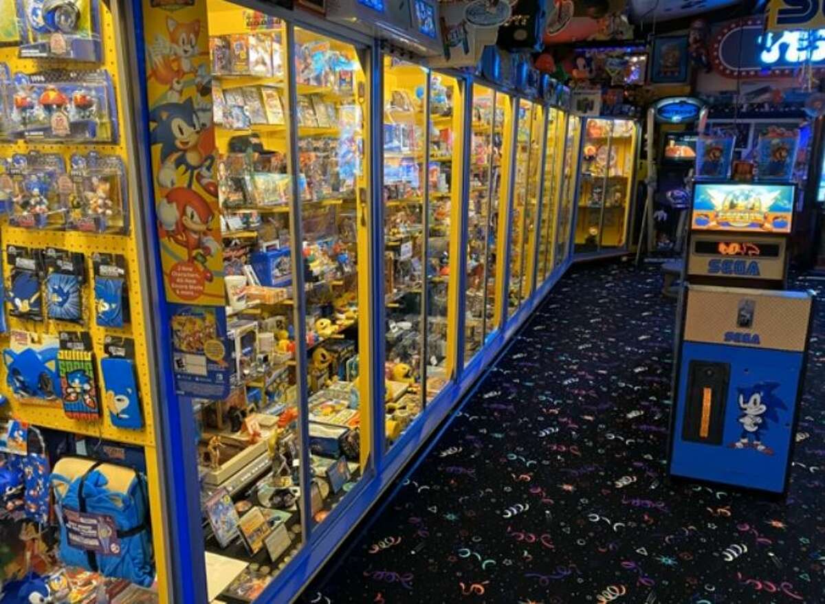 Dayton man proclaims himself 'King of the 90s' with museum-like, retro ...