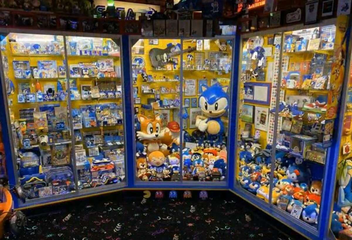 Dayton man proclaims himself 'King of the 90s' with museum-like, retro ...