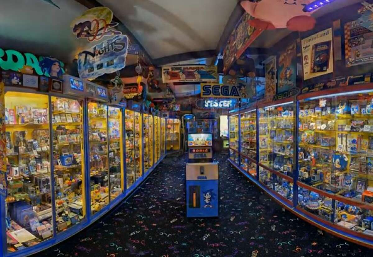 Dayton man proclaims himself 'King of the 90s' with museum-like, retro ...