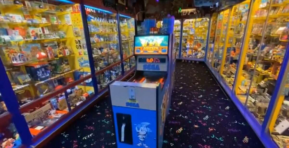 Dayton man proclaims himself 'King of the 90s' with museum-like, retro ...