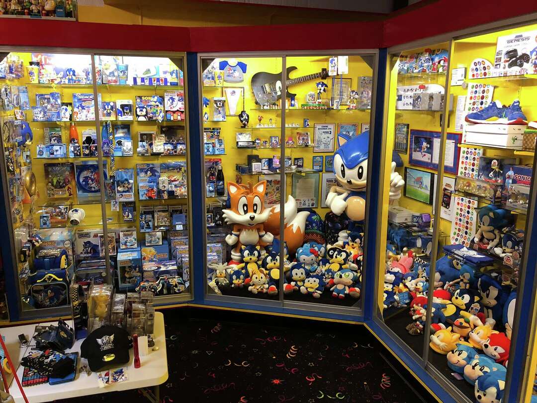 Dayton man proclaims himself 'King of the 90s' with museum-like, retro ...