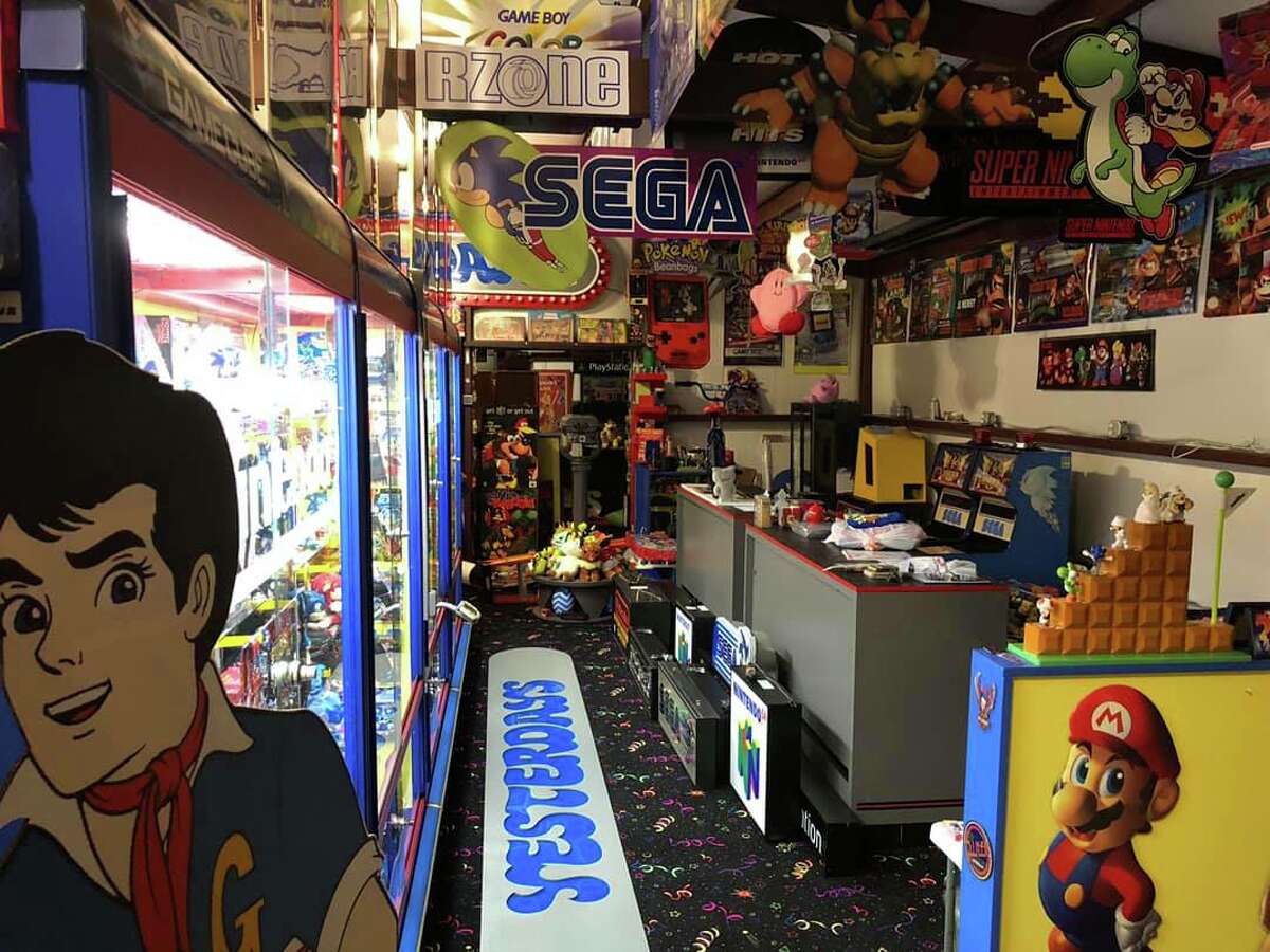 Dayton man proclaims himself 'King of the 90s' with museum-like, retro ...