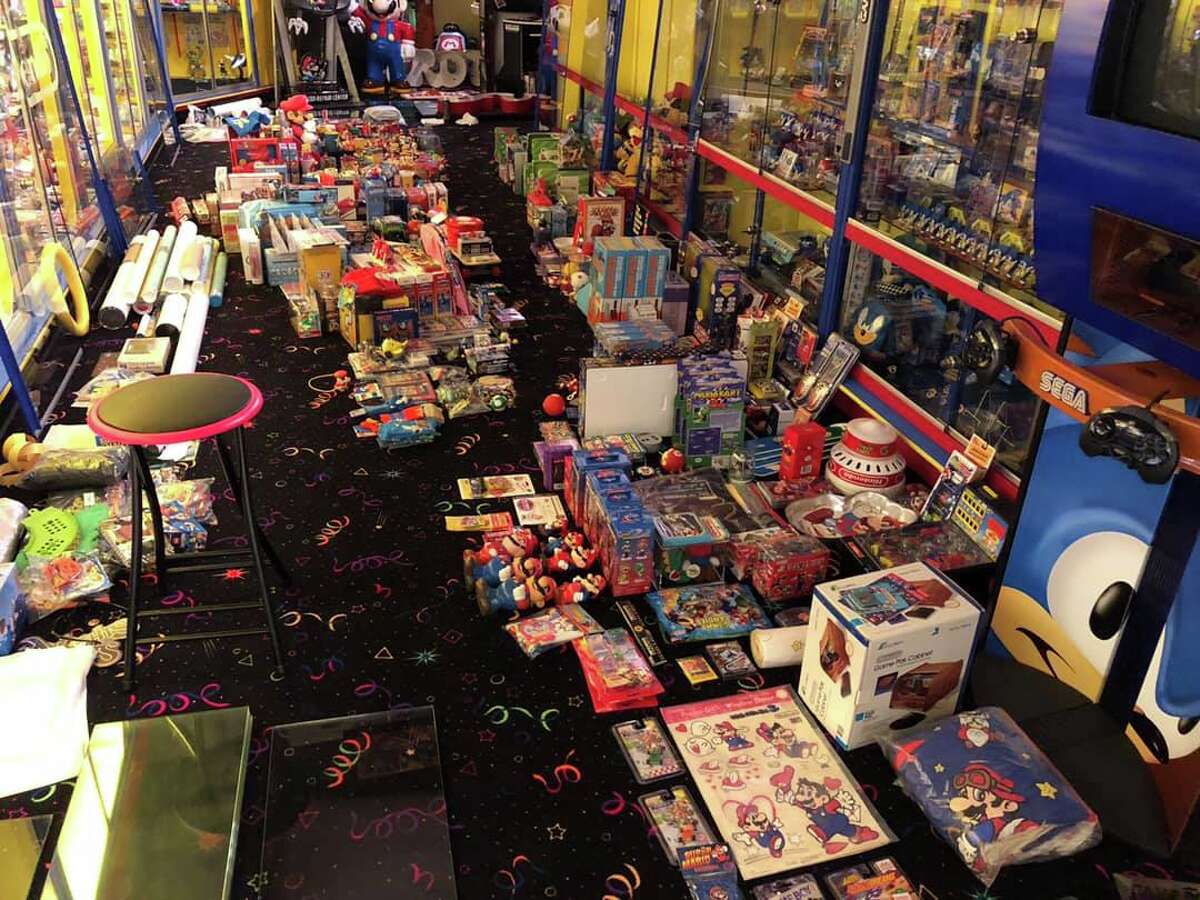 Dayton man proclaims himself 'King of the 90s' with museum-like, retro ...