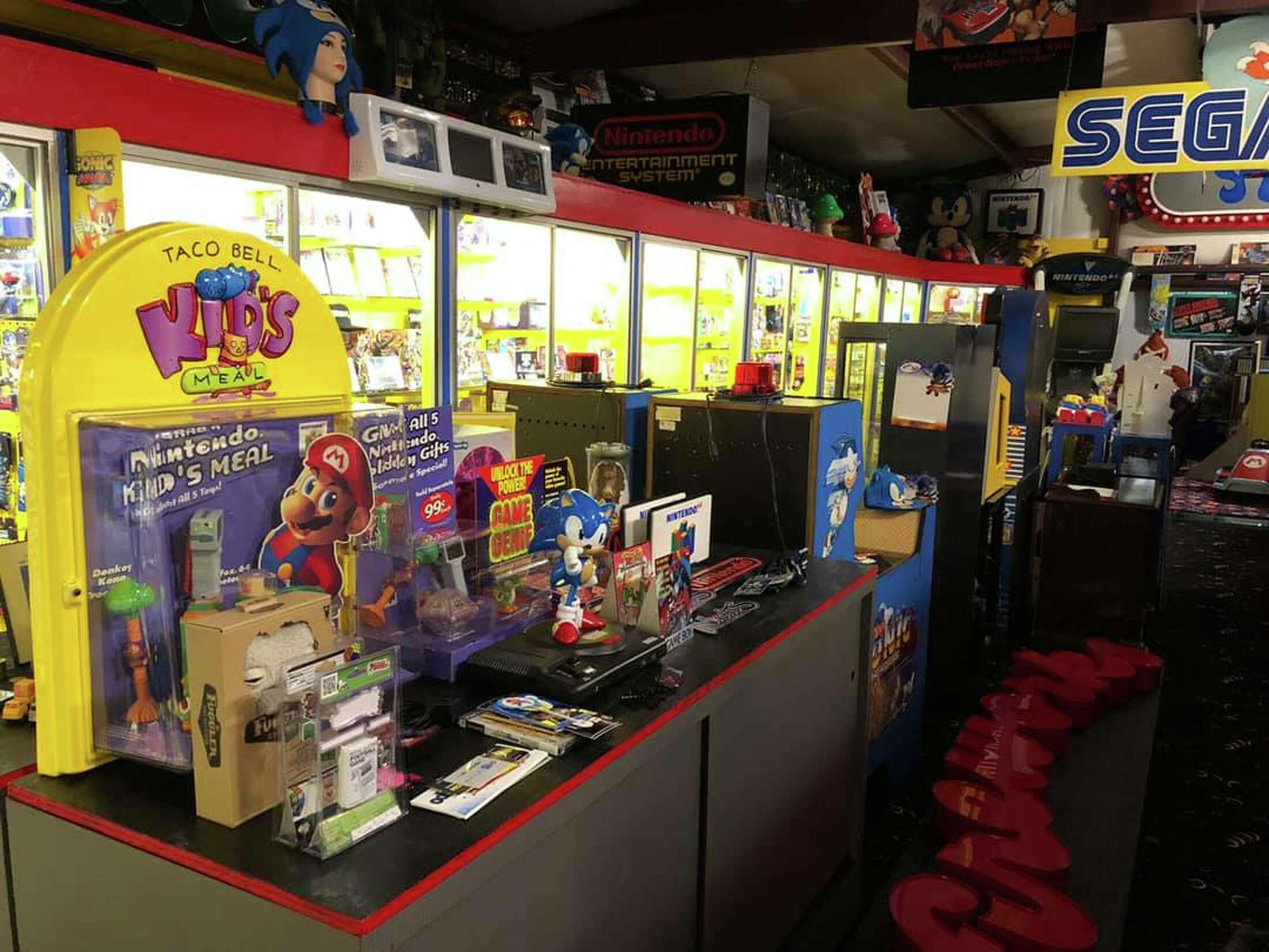 Dayton man proclaims himself 'King of the 90s' with museum-like, retro ...