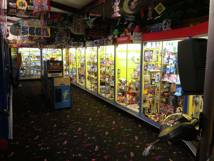 Dayton man proclaims himself 'King of the 90s' with museum-like, retro ...