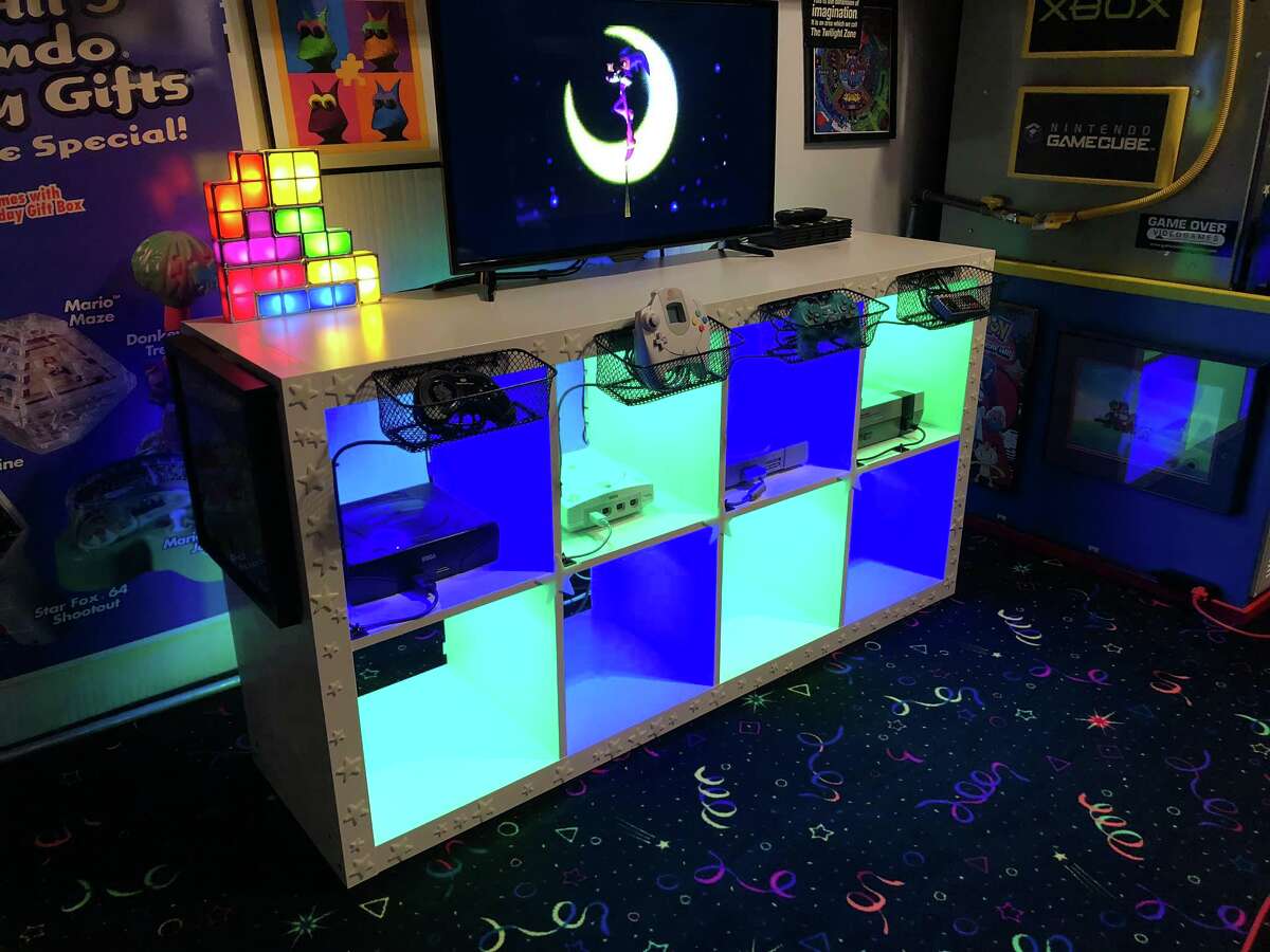 Dayton man proclaims himself 'King of the 90s' with museum-like, retro ...