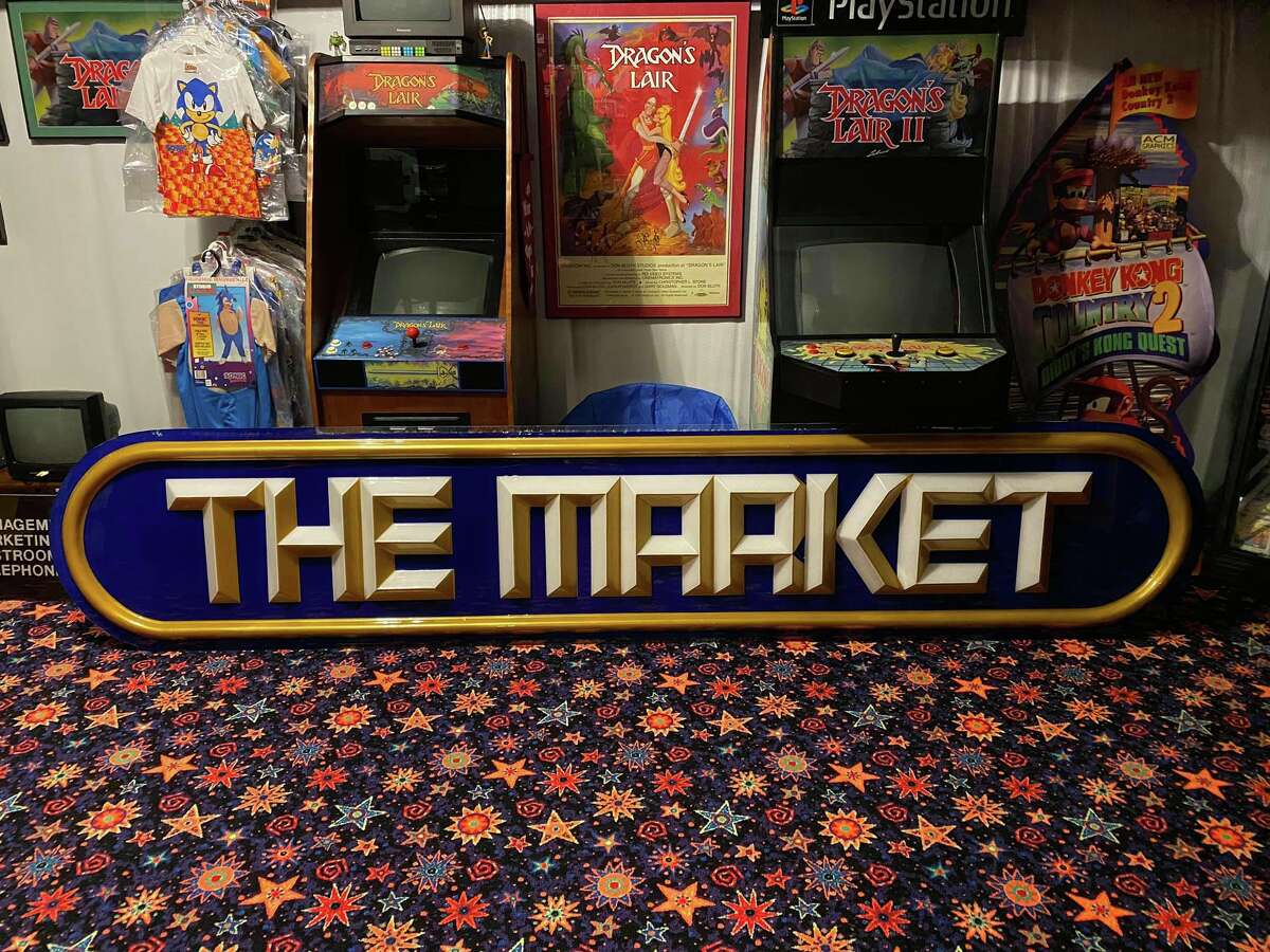 Dayton man proclaims himself 'King of the 90s' with museum-like, retro ...