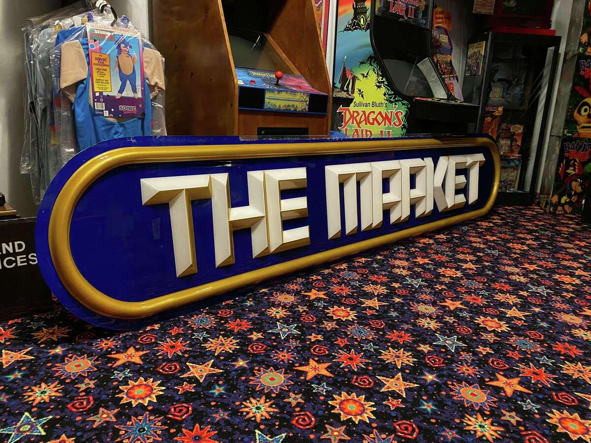 Dayton man proclaims himself 'King of the 90s' with museum-like, retro ...