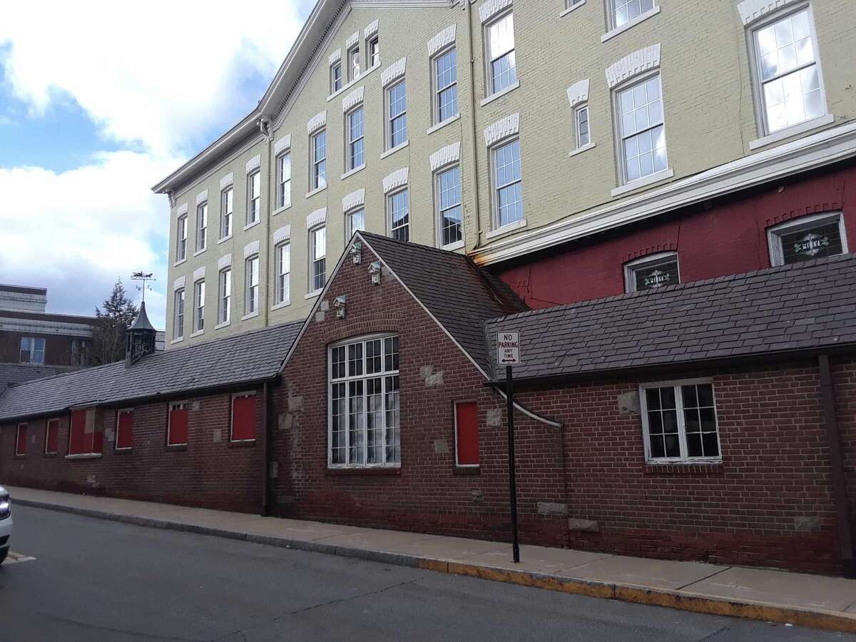 Torrington’s Yankee Pedlar Inn owners get 60-day permit to complete ...