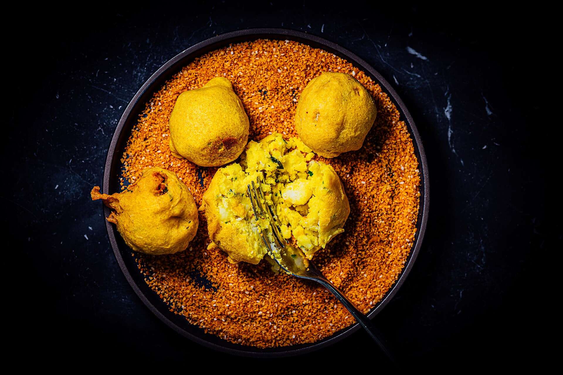 A Brown Kitchen: Recipe for Batata Vadas With Dry Garlic Coconut Chutney