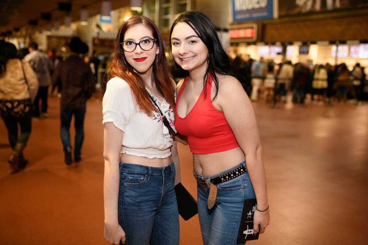 Becky G gets fans dancing at RodeoHouston