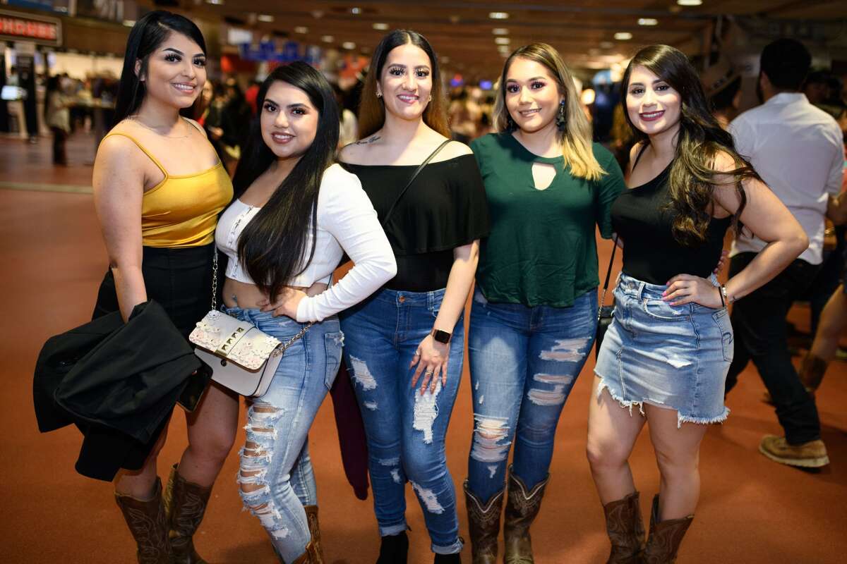 Becky G gets fans dancing at RodeoHouston