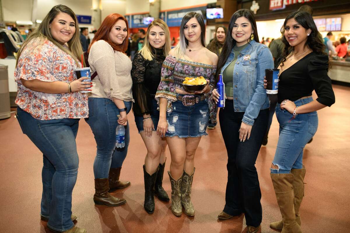 Becky G gets fans dancing at RodeoHouston