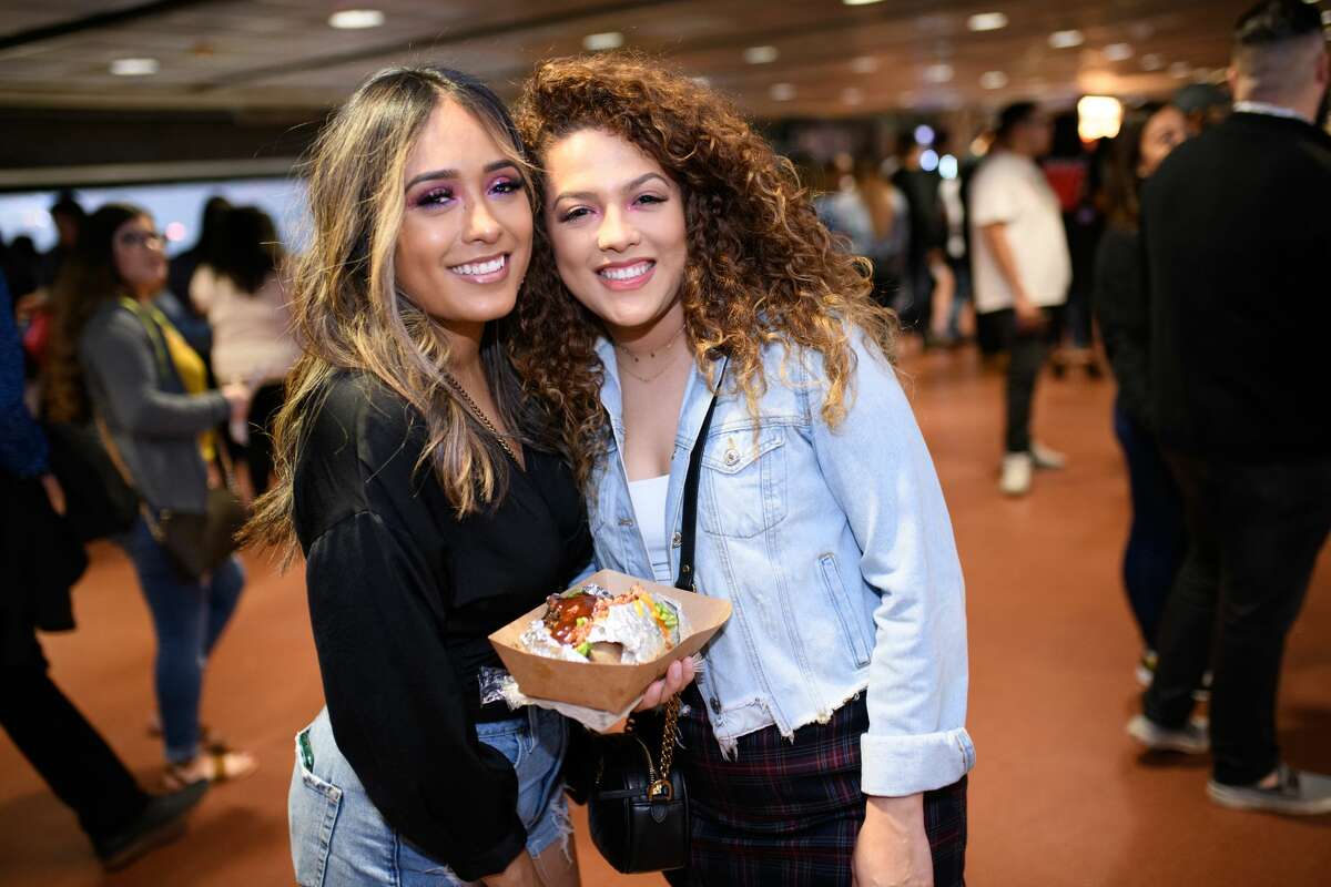 Becky G gets fans dancing at RodeoHouston