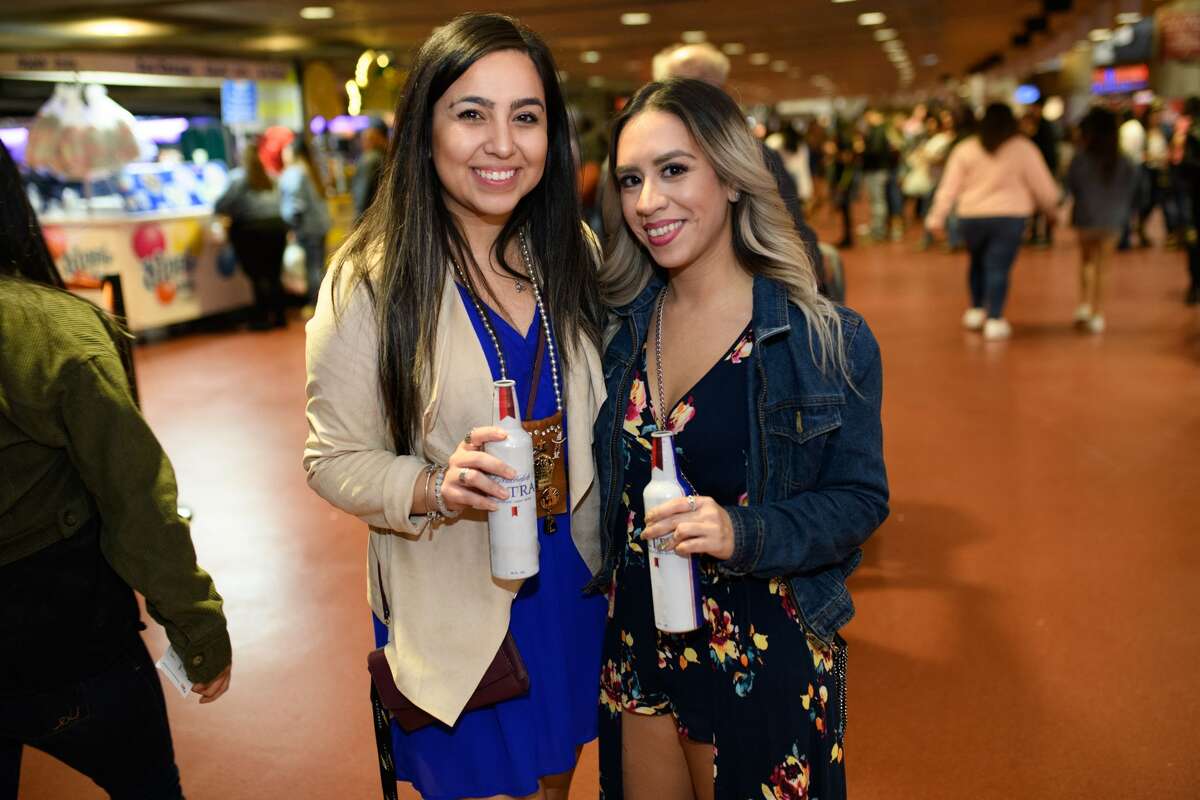 Becky G gets fans dancing at RodeoHouston
