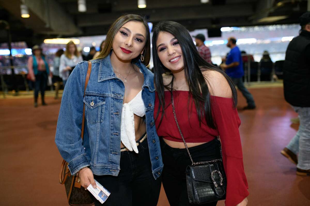 Becky G gets fans dancing at RodeoHouston